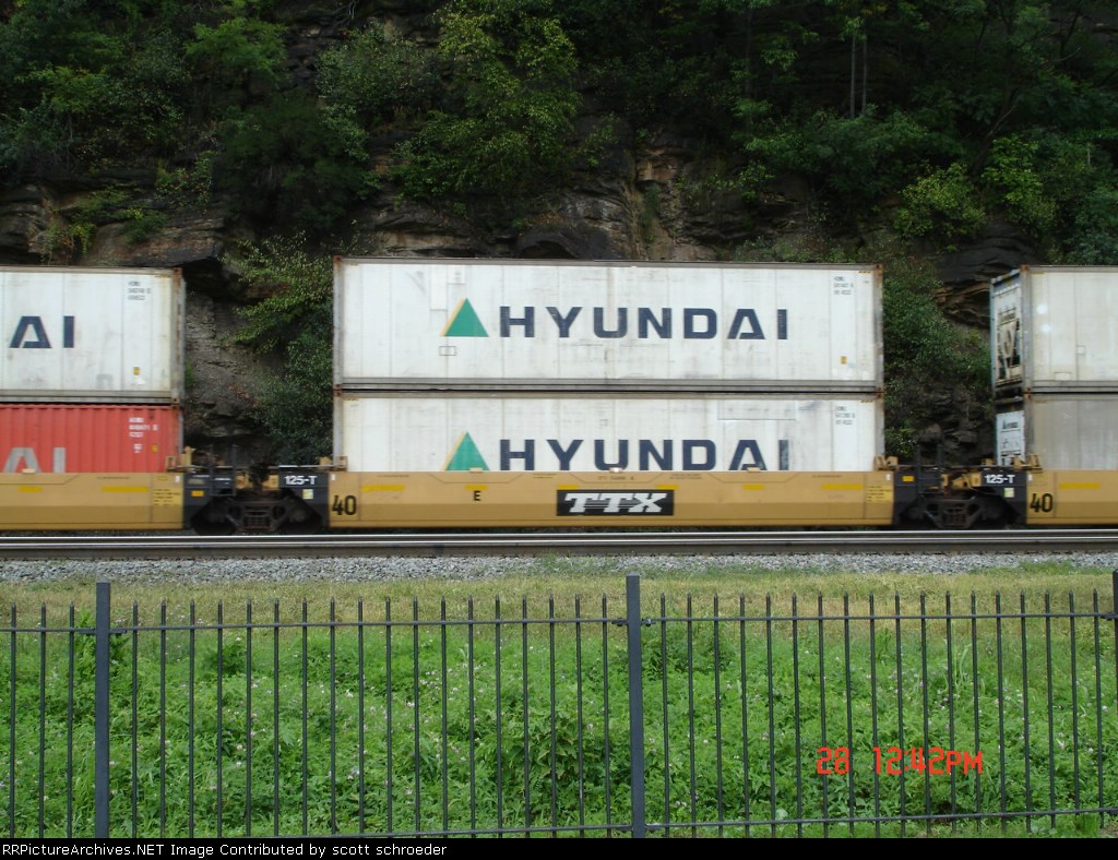 DTTX 743800E Double Stackcar w/2 HYUNDAI Containers EB